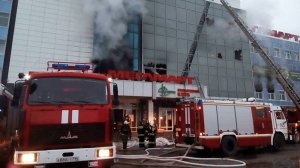 Спасание людей при пожаре - Учения МЧС - Санкт-Петербург - ТЦ Июнь - 2014 год