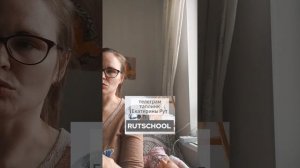 В 9 месяцев сидит в Z и W  позиции. Какие упражнения делать?