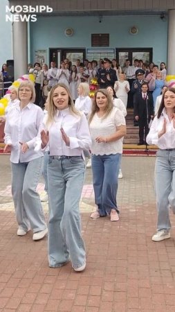 Время прощаться с детством. Торжественная линейка в средней школе № 16 была очень эмоциональной