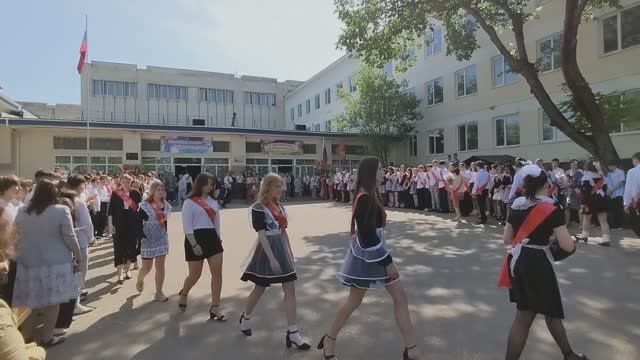Последний звонок-2025. 11- Б класс. Школа N22 им. Острякова.
