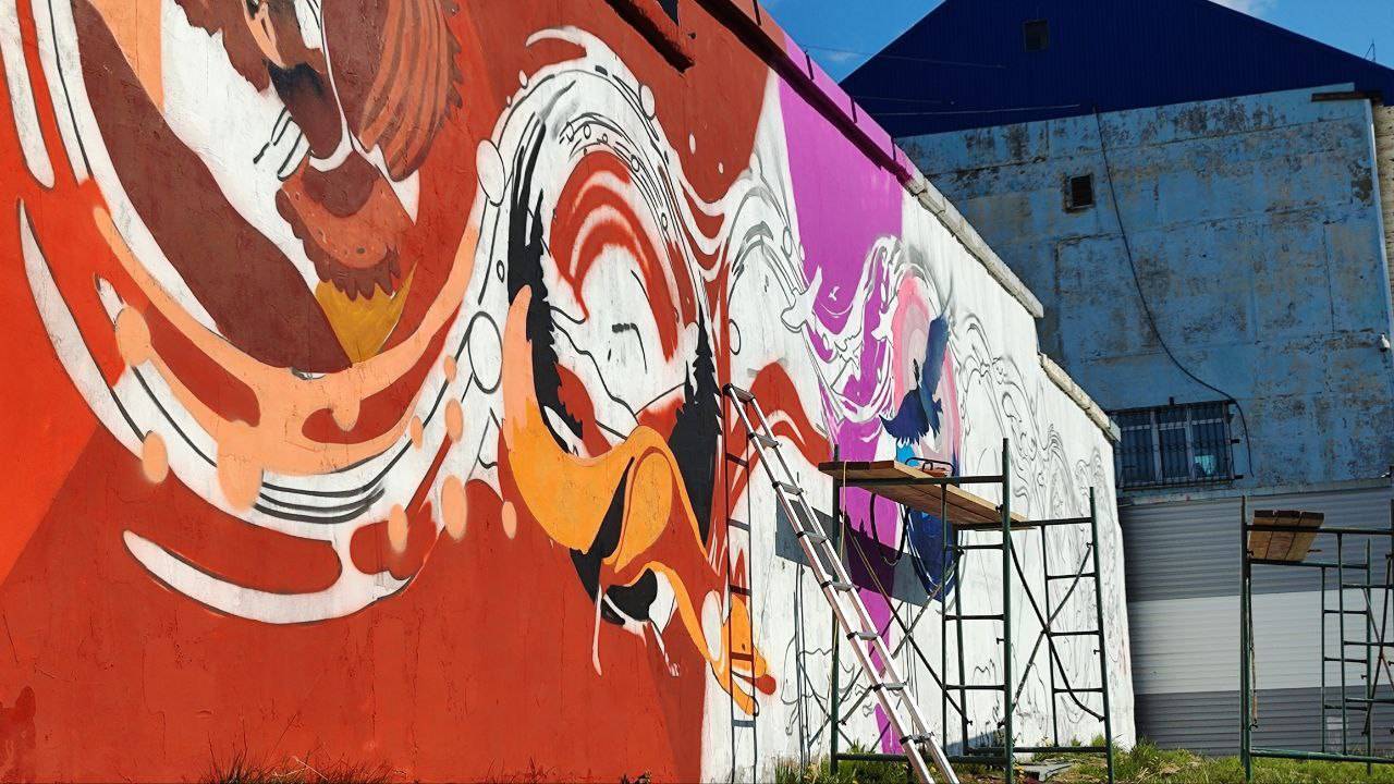 Сквер с фонтаном в Охе украсит новый яркий мурал