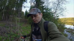 Закинул блесну, поймал мордушку. Рыбалка на  спиннинг,  таежное озеро.