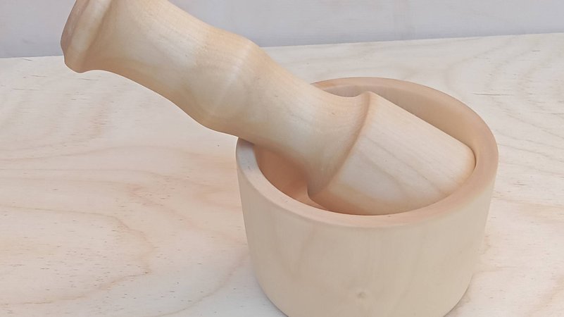 Ступка с пестиком из березы, покрыта маслом
