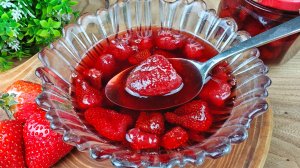 Варенье из клубники с целыми ягодами.