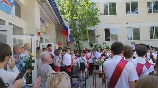 Последний звонок-2025. Цветы педагогам школы.