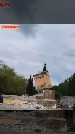 Во Львове снесли колонны на входе в мемориальный комплекс «Холм Славы».