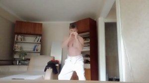 Удар опорной ногой и тазом в момент удара коленом.