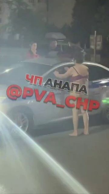 Сотрудники полиции Анапы доставили женщину в городскую больницу после ее неадекватного поведения