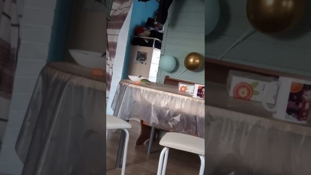 МОЙ ПОПУГАЙ ЕСТ СО СТОЛА!!!
