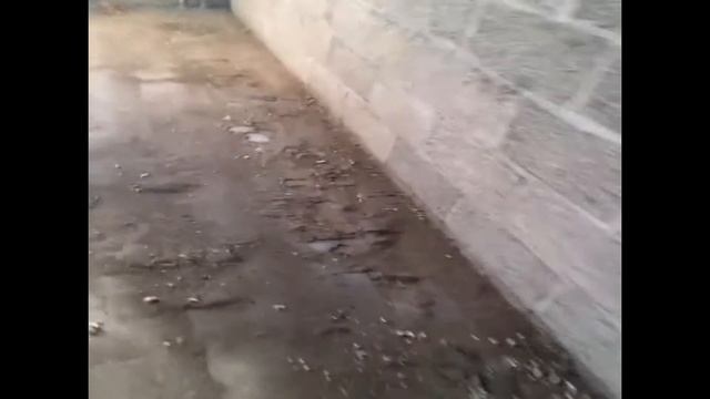 Выполнили стяжку пола традиционным способом - залили соседей снизу