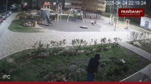 Жители "ЖК_Заречье" жалуются на бабулю и ещё одну женщину которые воруют цветы