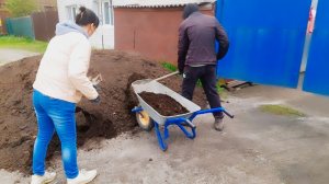 Привезли землю. Завозим в огород.Жизнь в Деревне..