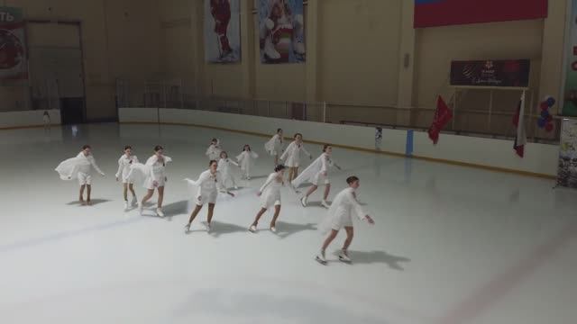 Выступление юных фигуристок