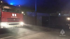 Ночной пожар в Курске уничтожил бесхозное строение и повредил торговые павильоны