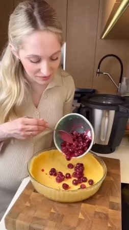 ВКУСНЕЙШИЙ ВИШНЕВЫЙ ПИРОГ! ВСЕ СМЕШАЛ И ГОТОВО #рекомендации #рецепты #кчаю #вкусноипросто #shorts