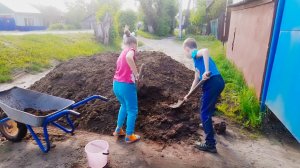 Снова завозим  перегной в огород...Посадили картошку..Поливаем огород..Хроника дня.
