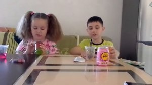 мы с сестрой дегустируем сладости