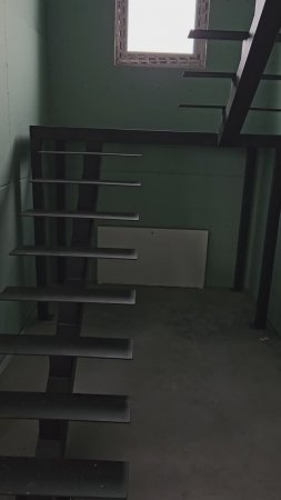 Межэтажная лестница на металлокаркасе в каркасном доме
