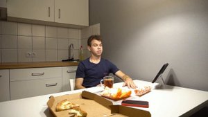 Переезд на квартиру, поездка домой и первый лёд