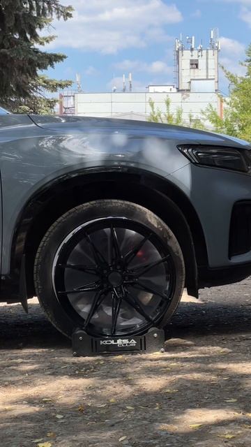 Geely Tugella на примерке дисков в 20-ом диаметре