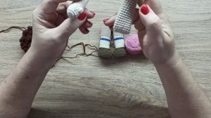 БЛИЖАЙШИЕ ПЛАНЫ НА ВЯЗАНИЕ   ПЛЕД И ТРИ ИГРУШКИ