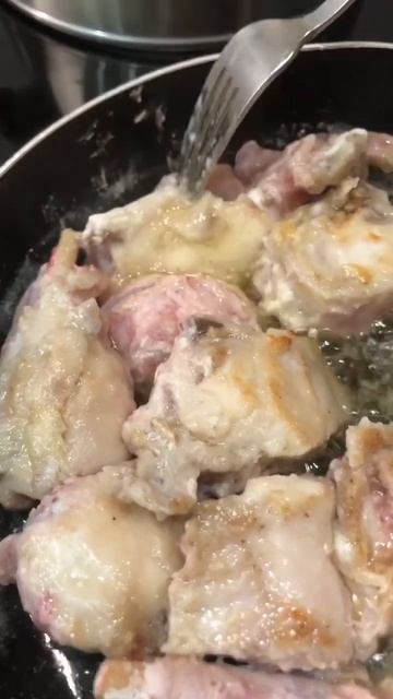 Кролик СССР , просто и очень вкусно , тает во рту 😘 Кролик,чеснок,лук,лавр.Лист,масло,соль,перец.