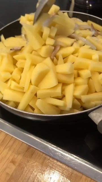 Картошка всему голова.Жаренная картошка с белыми грибами, когда за окном -30❤️ подпишись😌
