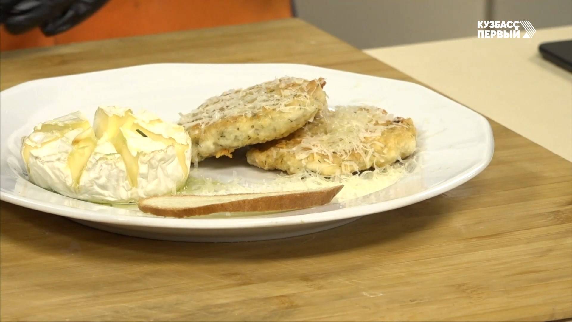 Готовим с Дикраном. Куриные оладьи с сыром, зеленью и запеченный камамбер с сухариками