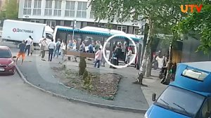 В Уфе водитель автобуса резко затормозил с открытой дверью: две женщины получили травмы