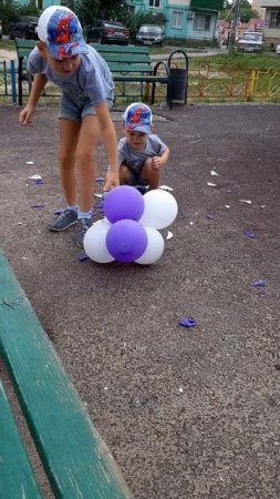 Игорь и Саша лопают шарики🎈🎈🎈 ( лето 2022)