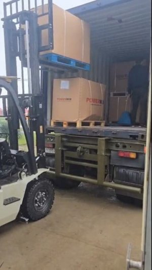 Техника. Дождь заливает, но Powermix разгружаем