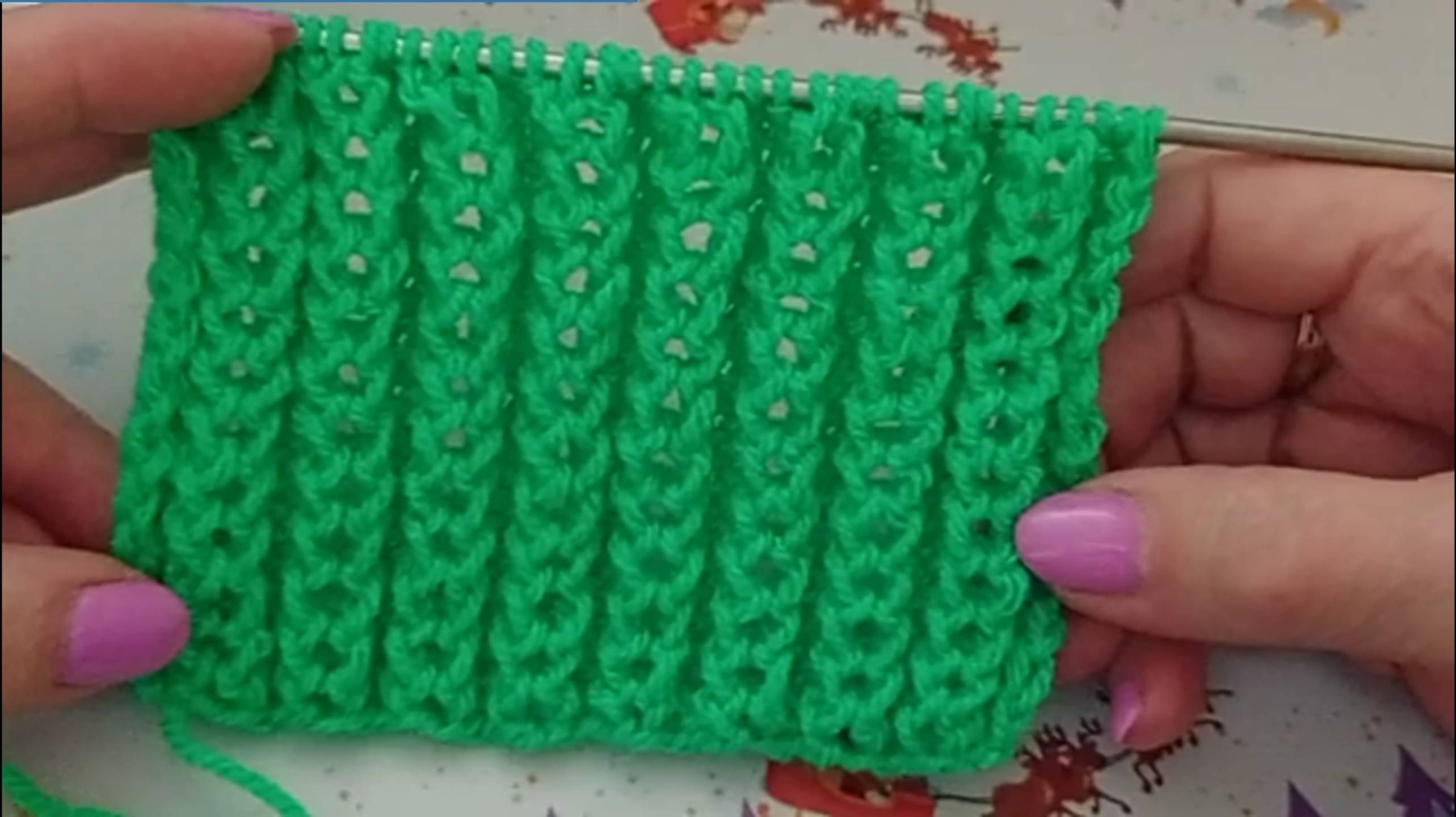 Универсальный узор спицами поворотными и круговыми.