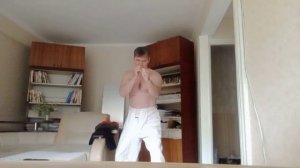 Бить опорной ногой и тазом в ударе ногой вперёд. Это балета, а на улице красота не нужна.