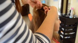 5 быстрых и стильных причесок ребенку в школу