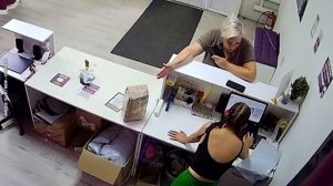 Женщина кинула коробку гвоздей в 18-летнюю сотрудницу W