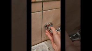 Установка смесителя одной рукой. Пособие для девушек