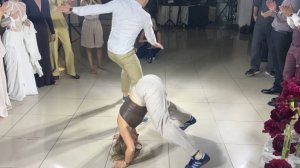 Девчуля разорвала свадьбу в танце