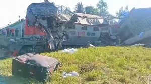 На месте крушения поезда в Брянской области повсюду разбросаны вещи пассажиров и части состава.