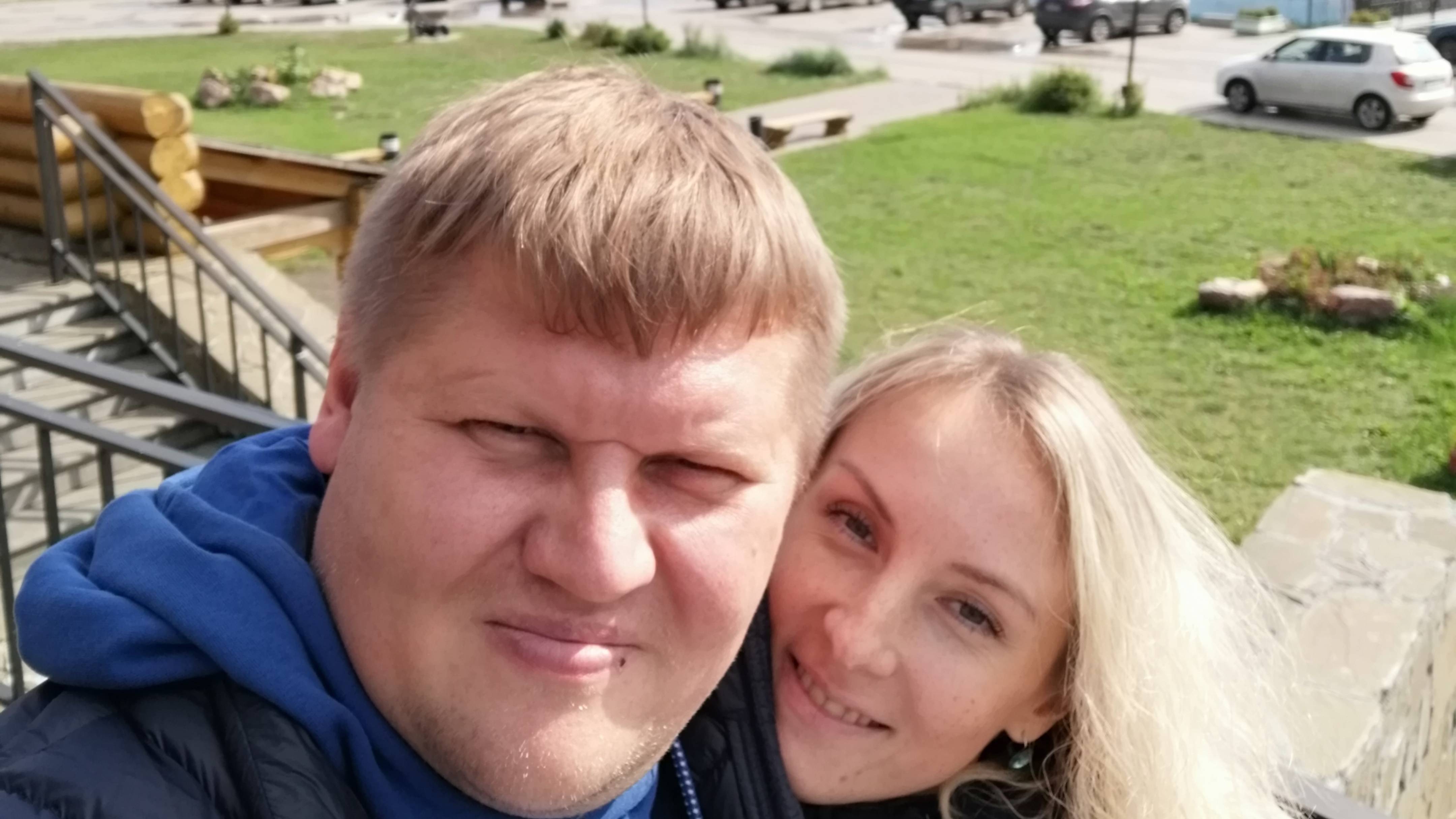 Разбавлю дуэт Мамы и дочки своим исполнением (Первый раз спел с женой ) 
Тот еще певец из меня
