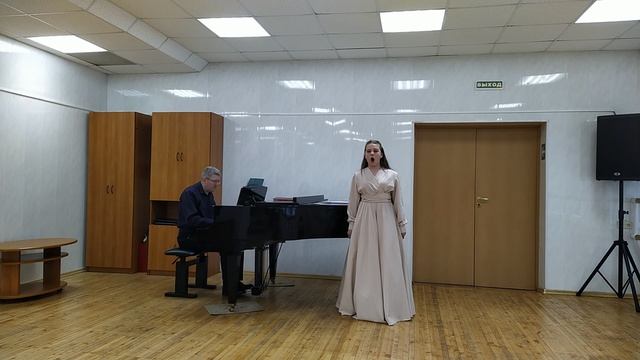 Переводной экзамен по сольному пению сдаёт Мария Полевая
