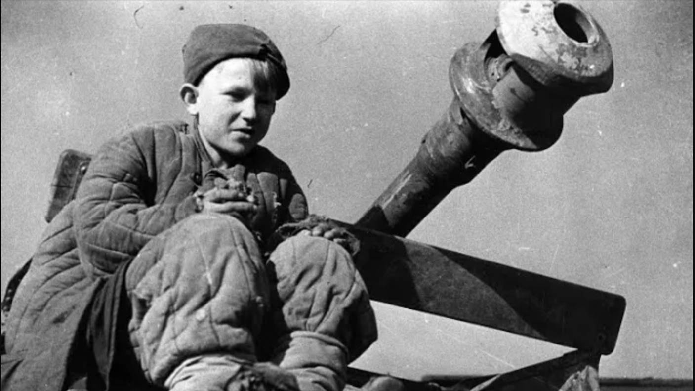 Как лишившийся рук 14 летний Русский мальчишка с гранатой в зубах бросился на немецкие танки !!!