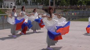 Красивое выступление с веерами