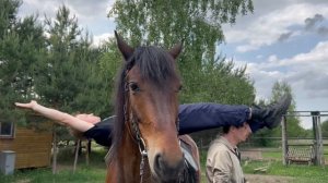 Попробовал сделать "лёжа-поперек" на коне...