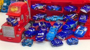 Играем в Машинки Игрушки из Мультфильма Тачки Собираем Синие Машинки в Большой Красный Грузовик