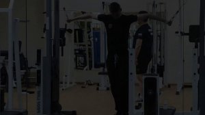 Силовая тренировка на бицепс и плечи