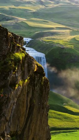 Великолепный водопад Скоугафосс на острове Исландия привлекает тысячи туристов своей красотой и л...