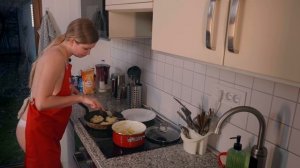 Примерка откровенной одежды: девушки оголяют грудь и попку — bold try on видео