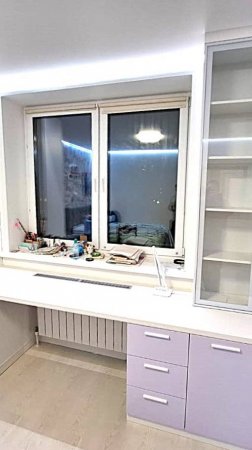 Элинор - стенка в детскую для девочки в розово-белом цвете, с письменным столом у окна на заказ.