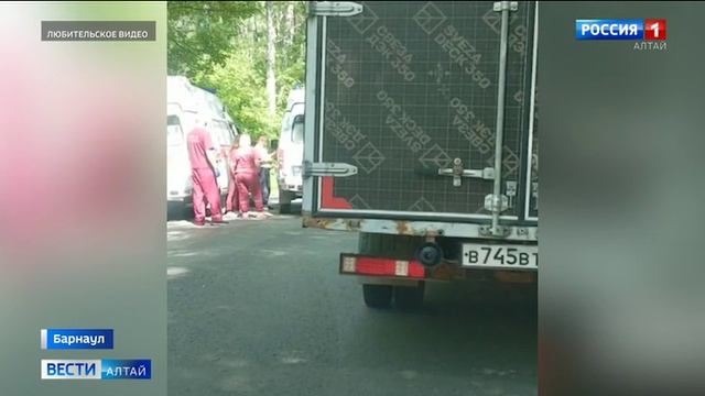 Пять человек пострадали в ДТП с опрокидыванием грузовика на Лесном тракте в Барнауле