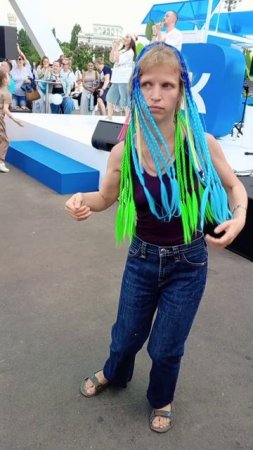 Стильная девушка зажигательно танцует под "Сигма Бой"